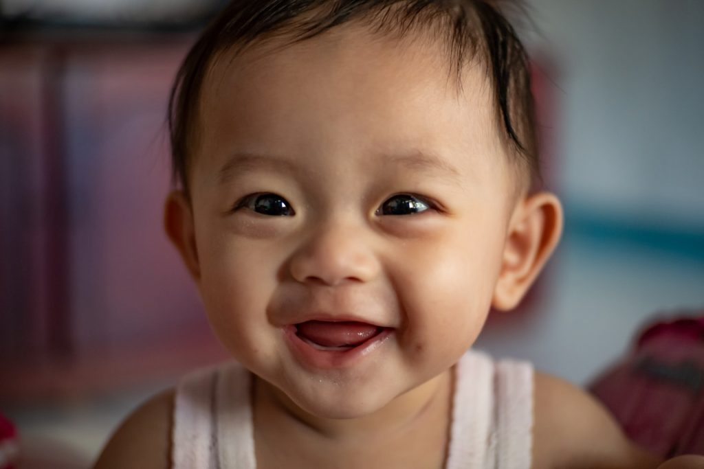 Acné du nourrisson : les boutons rouges sur le visage de votre bébé