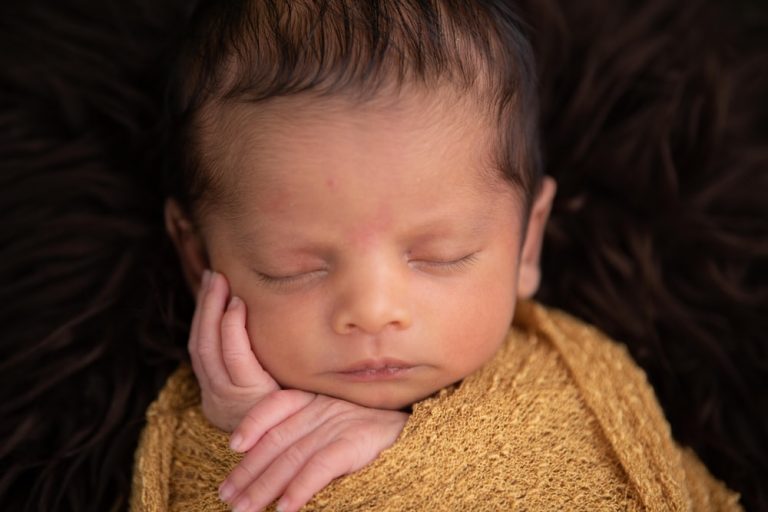 Acné du nourrisson : les boutons rouges sur le visage de votre bébé